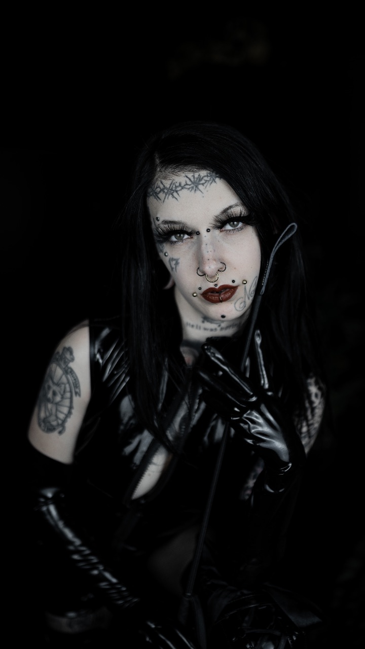 Saint Hell - eine außergewöhnliche Domina | FORBIDDEN GARDEN MÜNCHEN